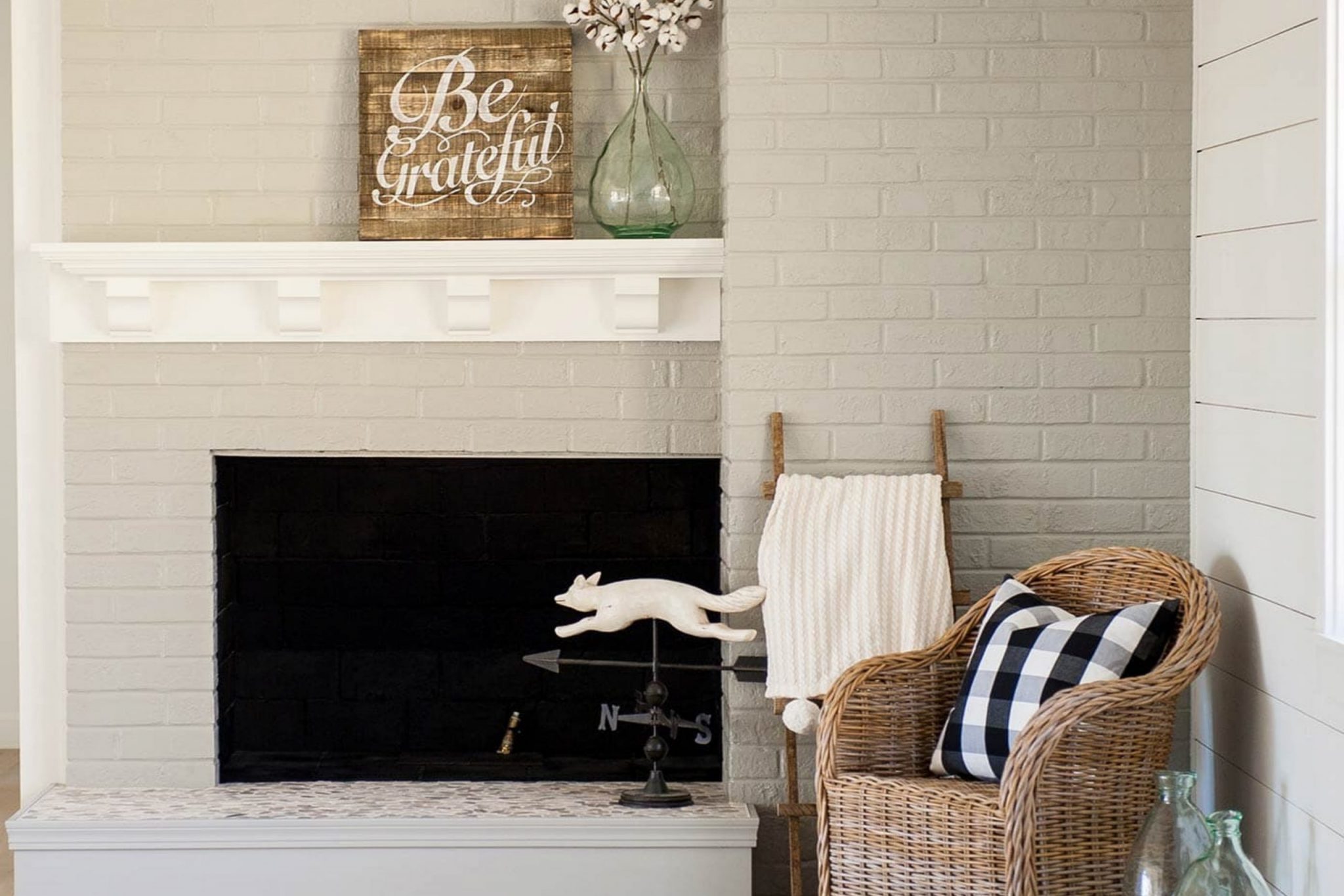 White Dove OC-17 Paint Color by Benjamin Moore - DecorCreek