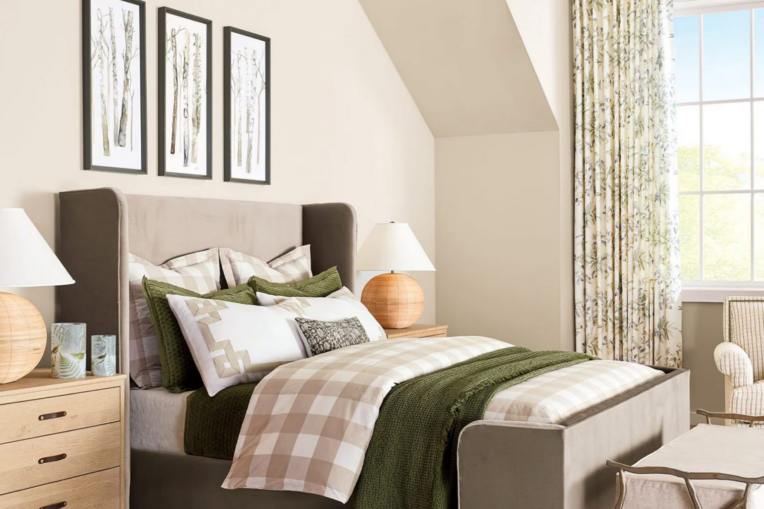 Fog Mist OC-31 Paint Color by Benjamin Moore - DecorCreek