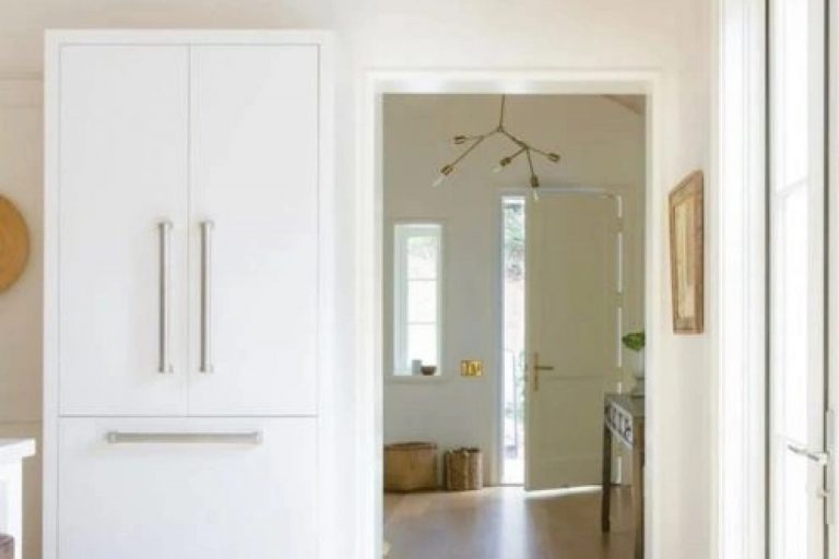 Frost Bite SW 9505 Paint Color by Sherwin Williams - DecorCreek