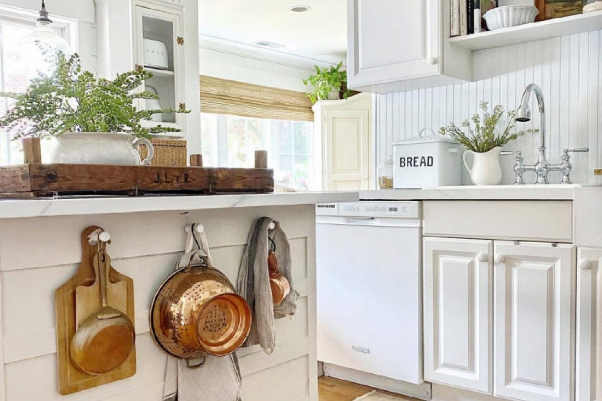 White Sand SW 9582 Paint Color by Sherwin Williams - DecorCreek