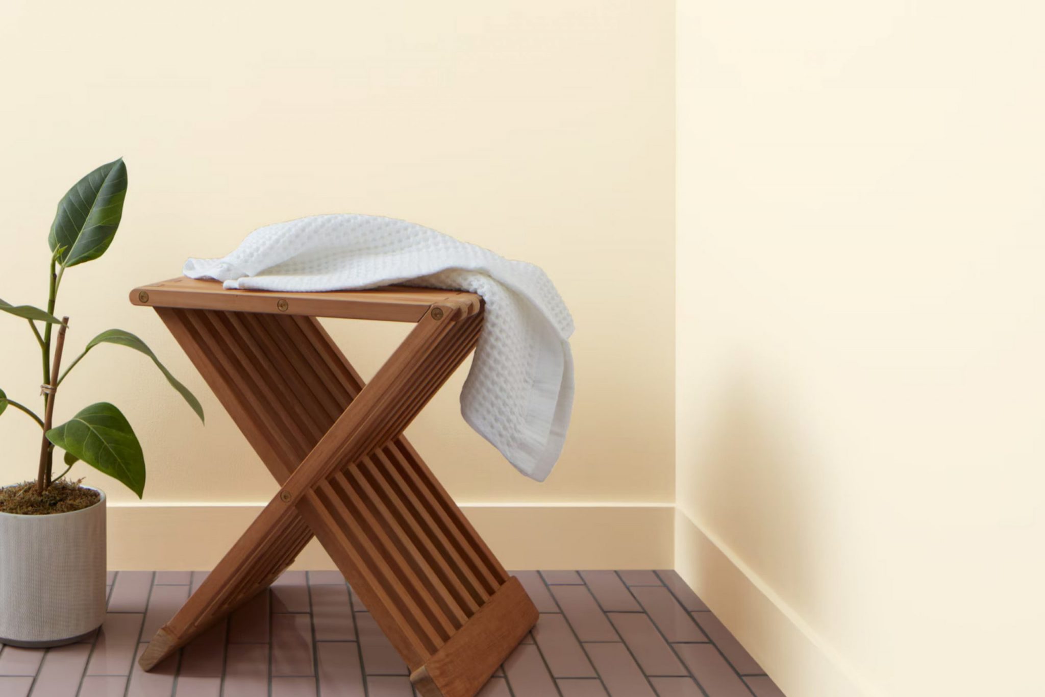 Calming Cream OC-105 Paint Color by Benjamin Moore - DecorCreek